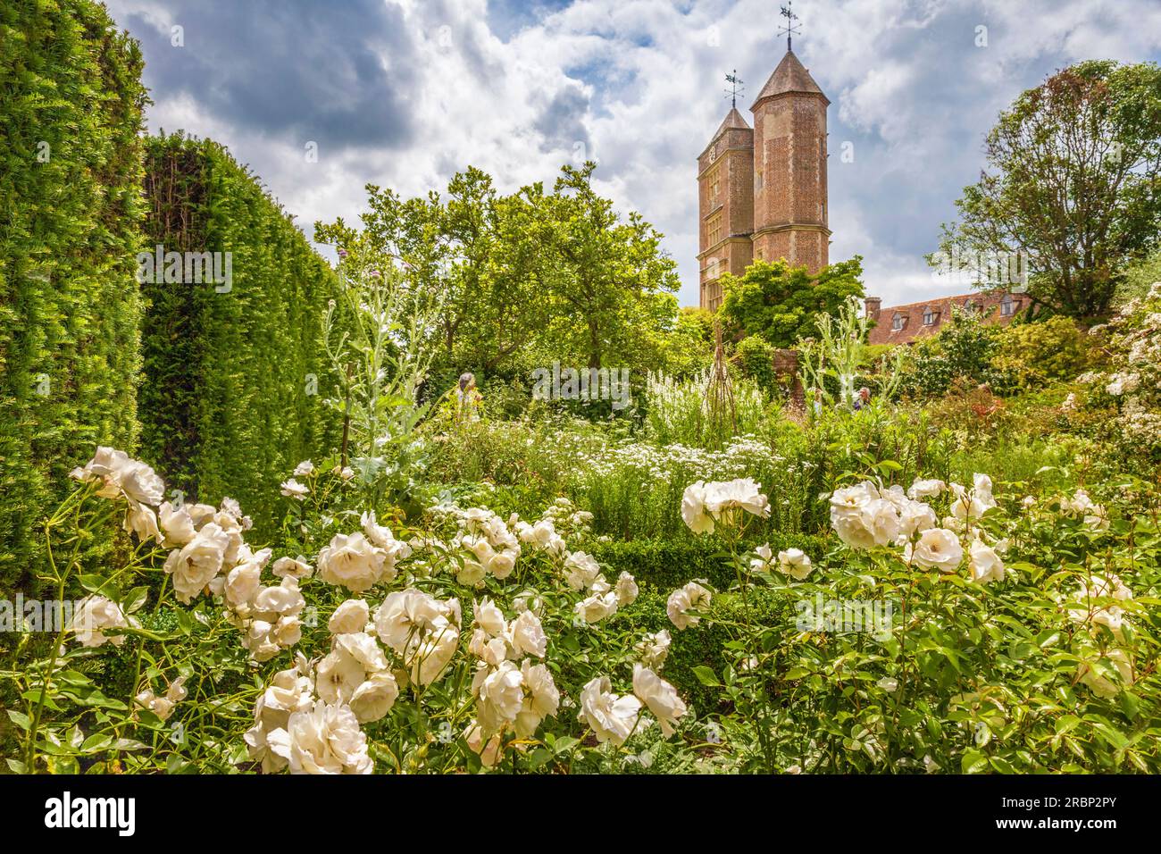 The White Garden, Sissinghurst Castle Garden, Cranbrook, Kent, England ...