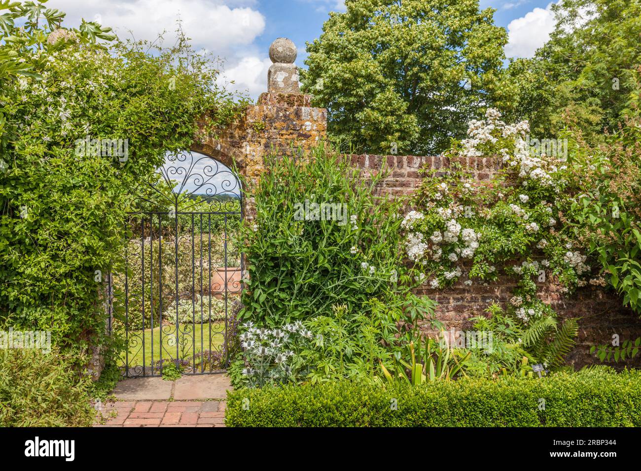 The White Garden, Sissinghurst Castle Garden, Cranbrook, Kent, England ...