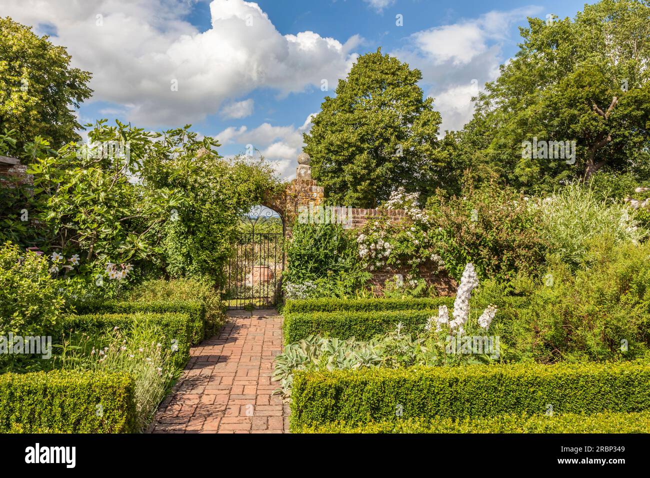 The White Garden, Sissinghurst Castle Garden, Cranbrook, Kent, England ...