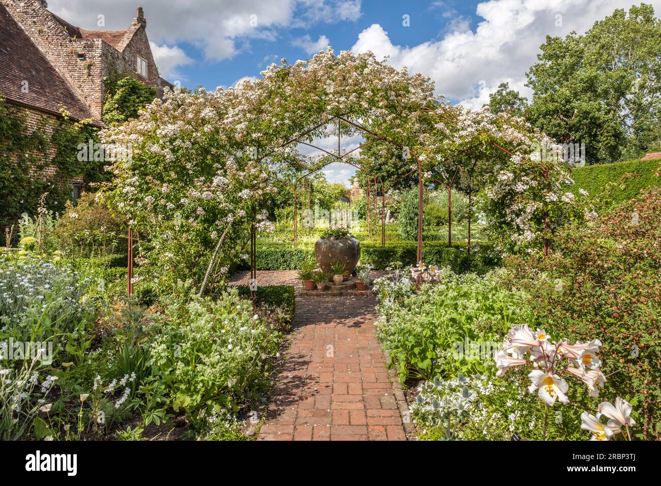 The White Garden, Sissinghurst Castle Garden, Cranbrook, Kent, England ...