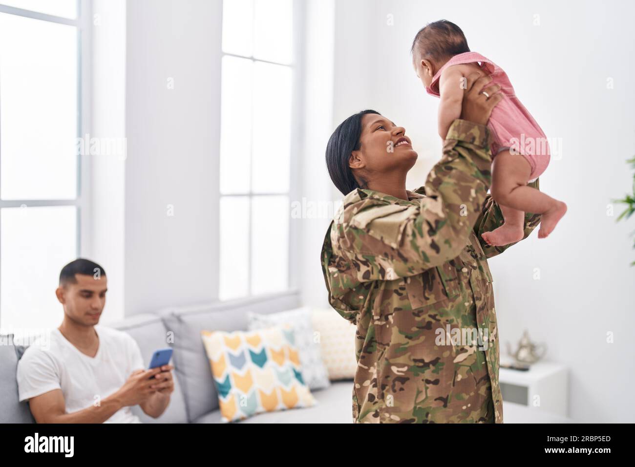 Army father hug son hi-res stock photography and images - Alamy