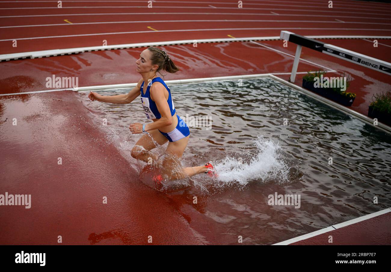 Feature, action at the water ditch, GUTHIER Maren (TV Gross-Gerau ...