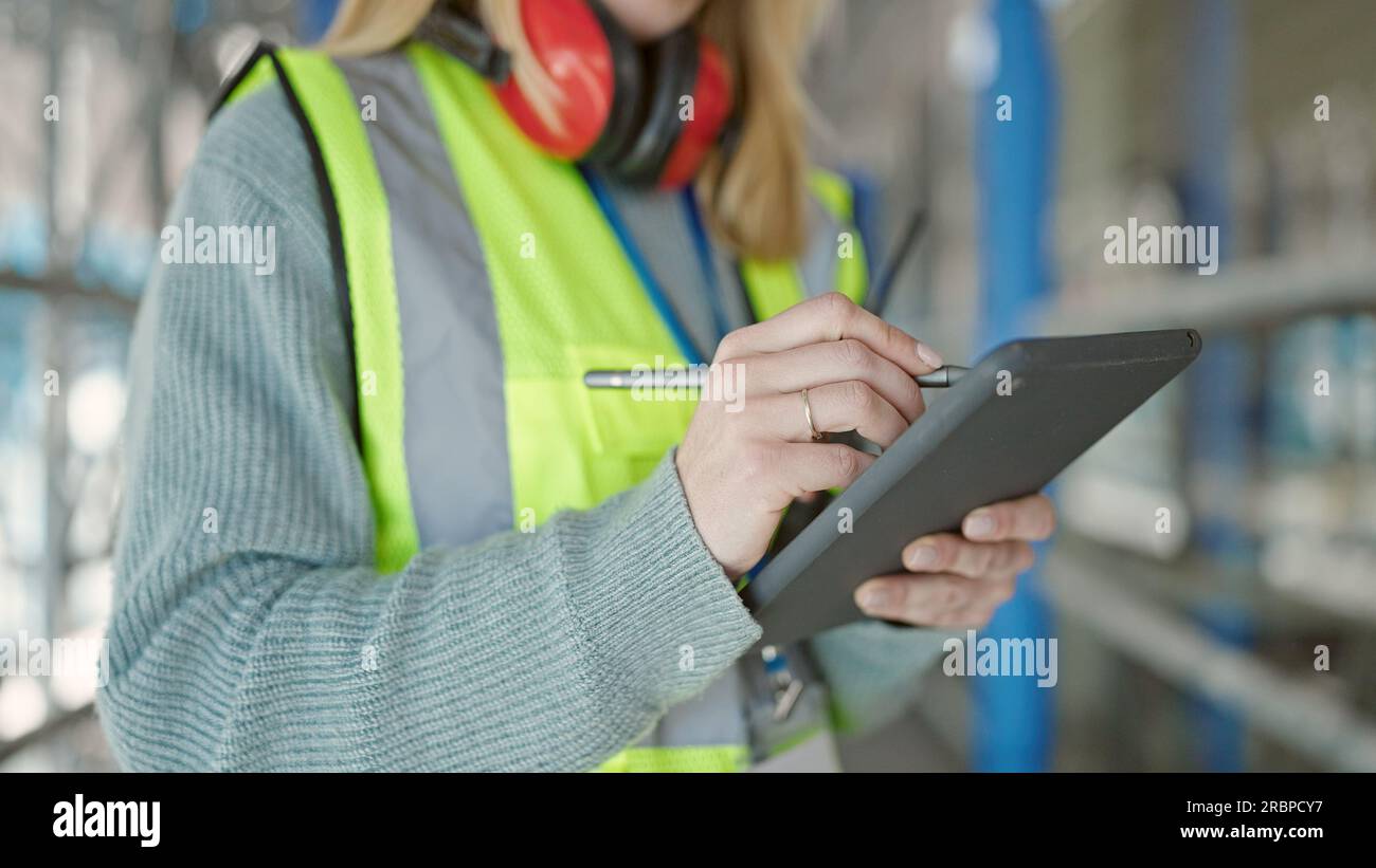 Woman builder writing on hi-res stock photography and images - Alamy