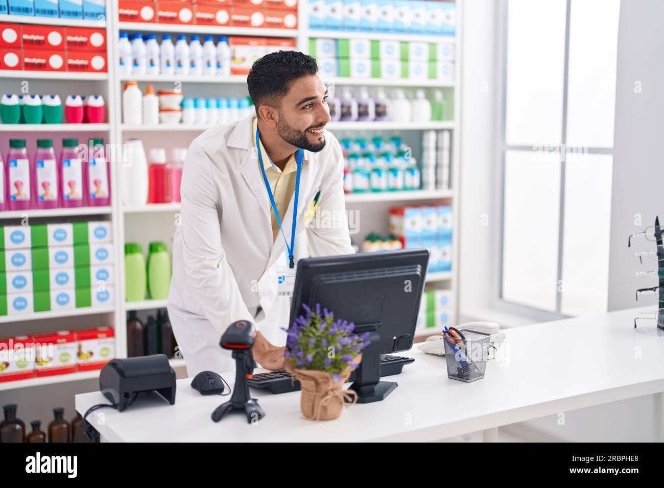 Arab pharmacist at counter hi-res stock photography and images - Alamy