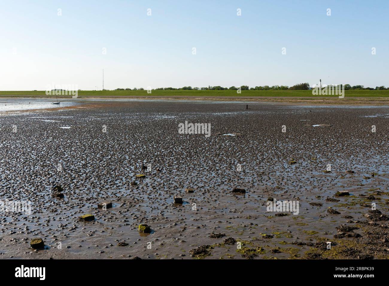 Drooggevallen Waddenzee bij Schiermonnikoog; Dried up Wadden Sea at ...