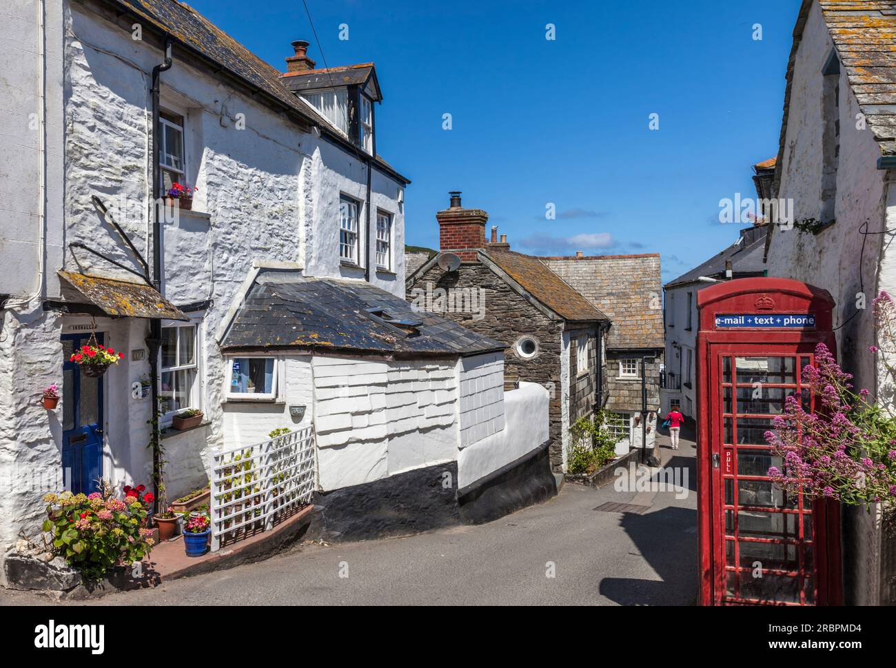 Old town lane in the fishing village of Port Isaac, Cornwall, England ...