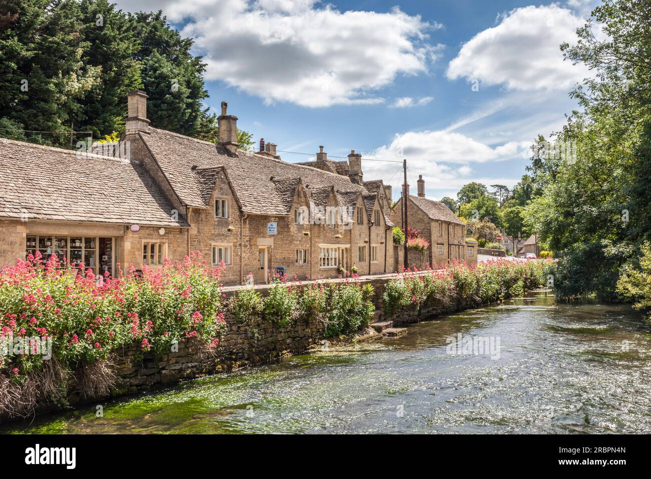 Old Cottages by the River Coln in Bibury, Cotswolds, Gloucestershire ...