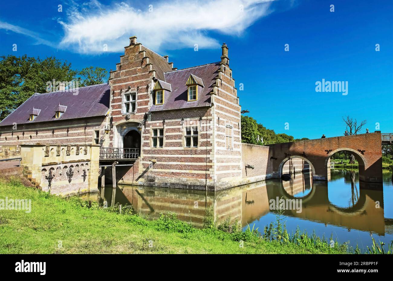 Beautiful idyllic scenic water moat with medieval castle and bridge ...