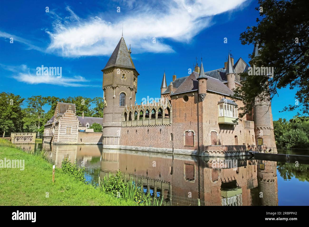 Beautiful romantic medieval dutch moated water castle, green garden ...