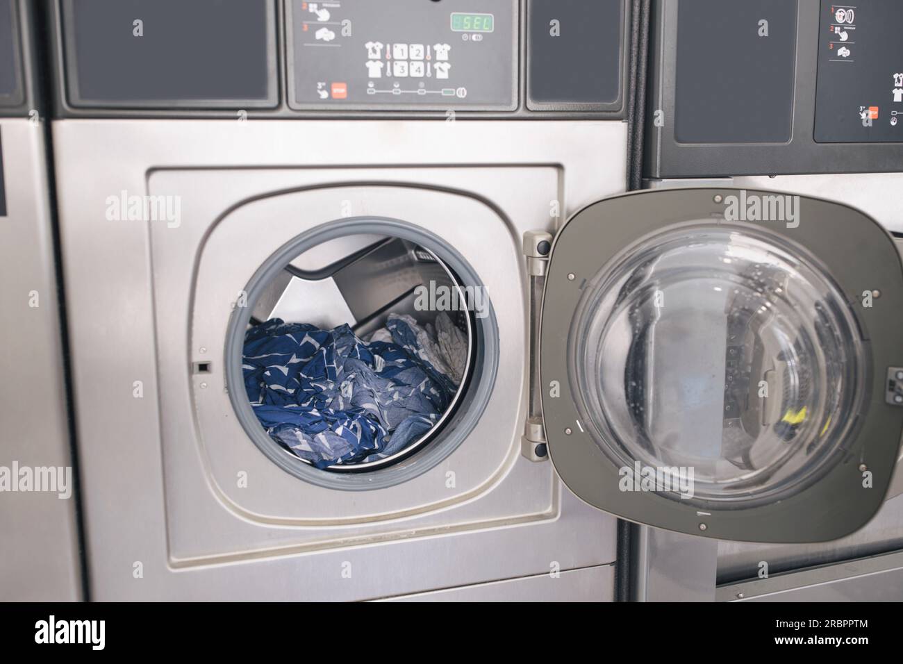 Washing machine advertisement hi-res stock photography and images - Alamy