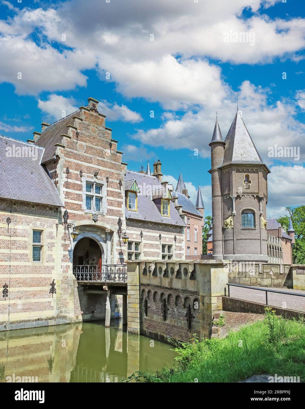 Beautiful medieval water moat castle entrance, bridge, towers - Kasteel ...