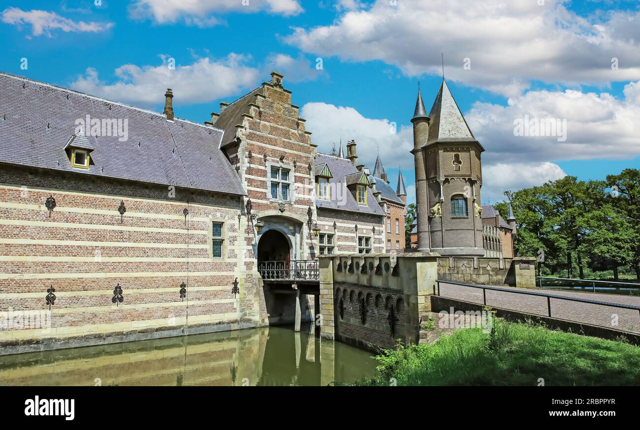Beautiful medieval water moat castle entrance, bridge, towers - Kasteel ...