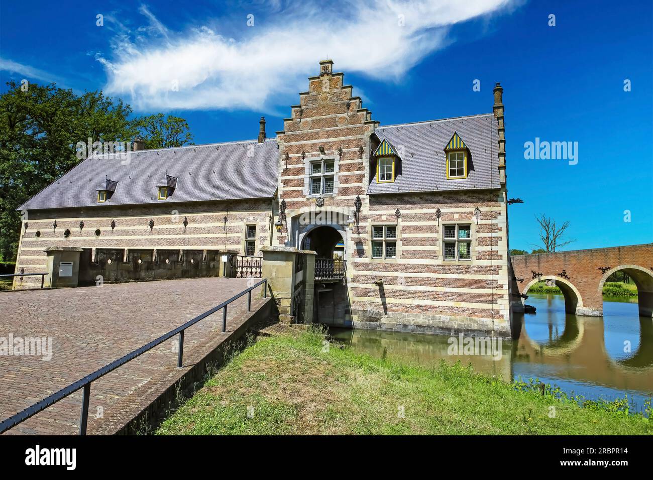 Beautiful medieval water moat castle entrance, bridge, towers - Kasteel ...
