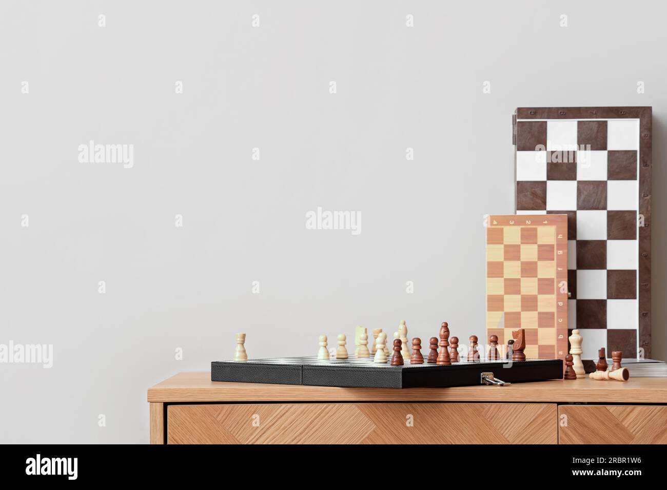 Chess boards hi-res stock photography and images - Alamy