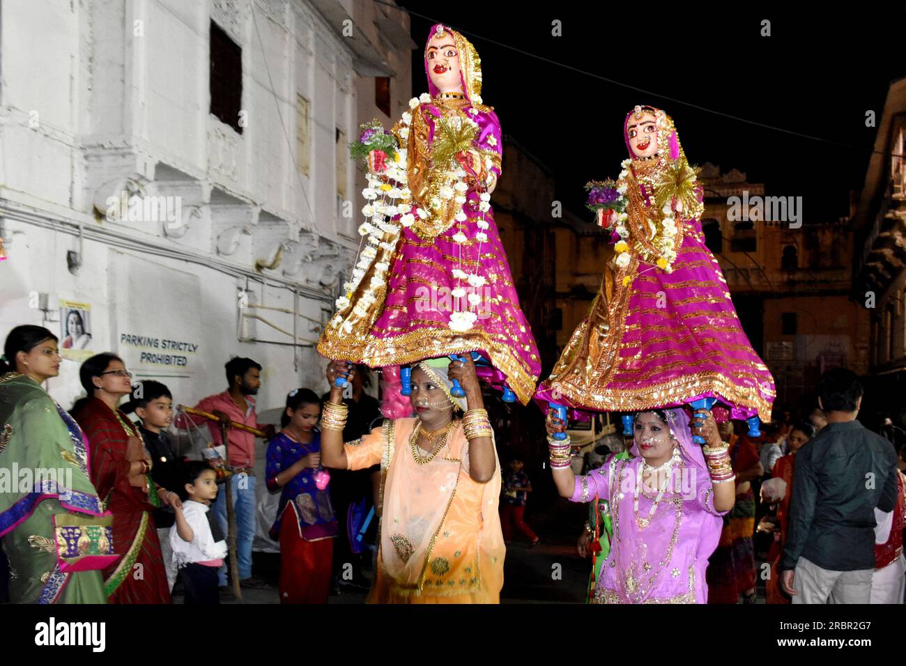 India, Udaipur, Radjastan, Mewar Festival, puppets are carried around ...