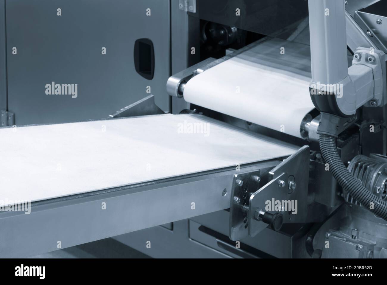 industrial production of bakery products on an assembly line - technology and machinery in the ...