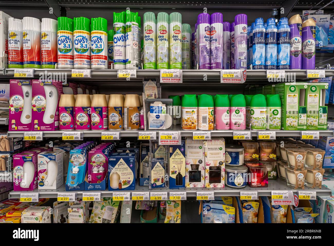 Deodorant store shelf hi-res stock photography and images - Alamy