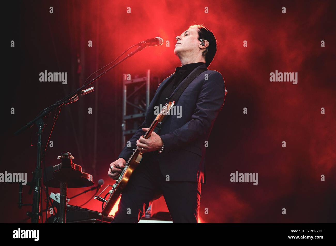 Troy van leeuwen queens of the stone age hi-res stock photography and ...