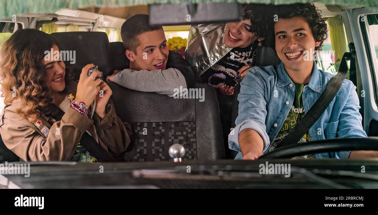 BACK TO 15, (aka DE VOLTA AOS 15), from left: Maisa Silva, Joao ...