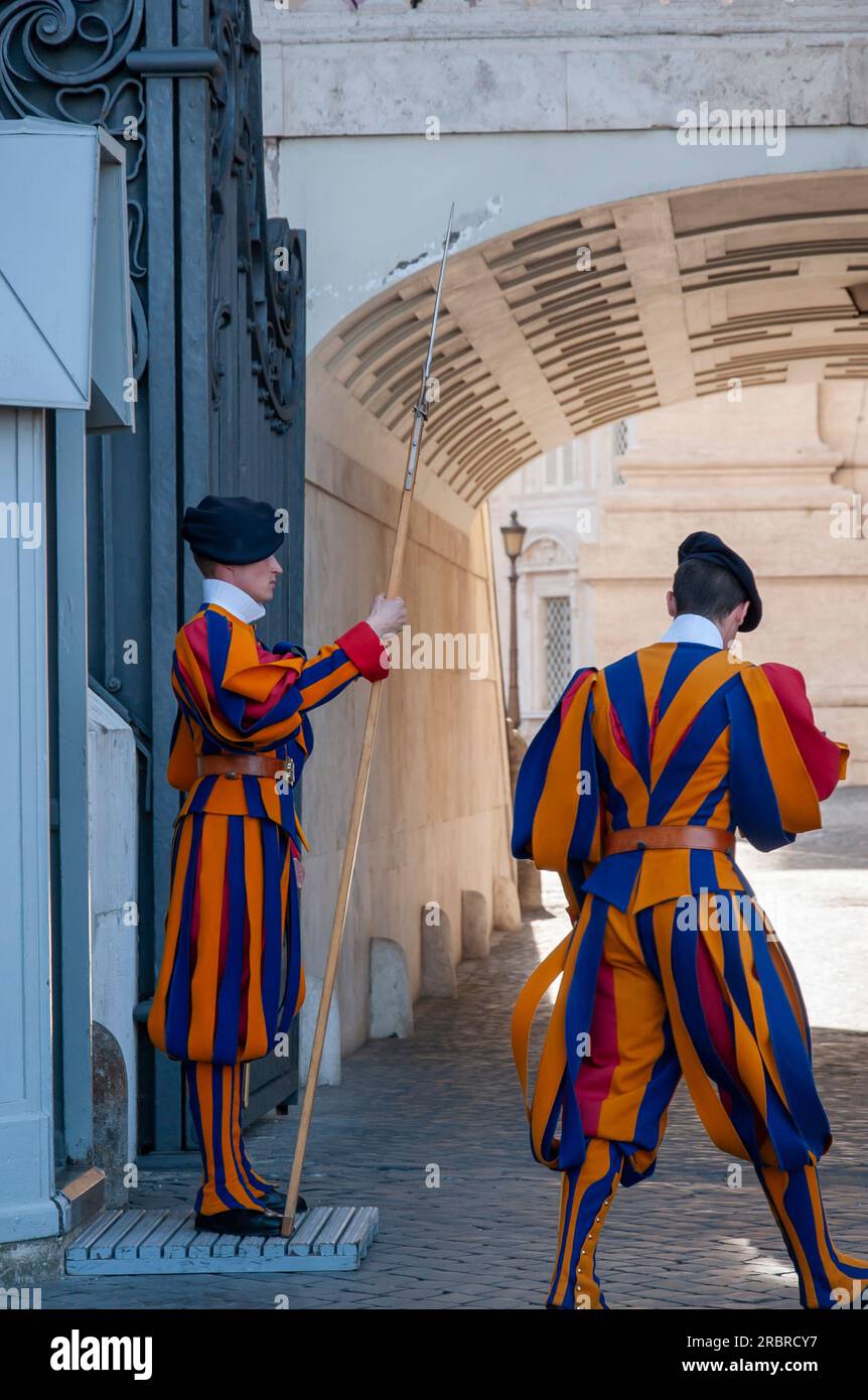 Swiss Guards in the Vatican Rome Italy Stock Photo - Alamy