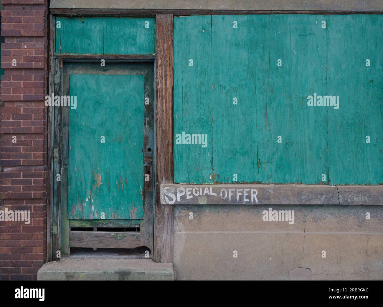 Abandoned building cement building hi-res stock photography and images ...