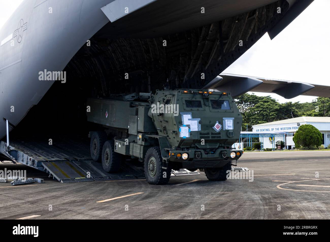 U.S. Marines with Battery Tango, 5th Battalion, 11th Marines, 1st ...