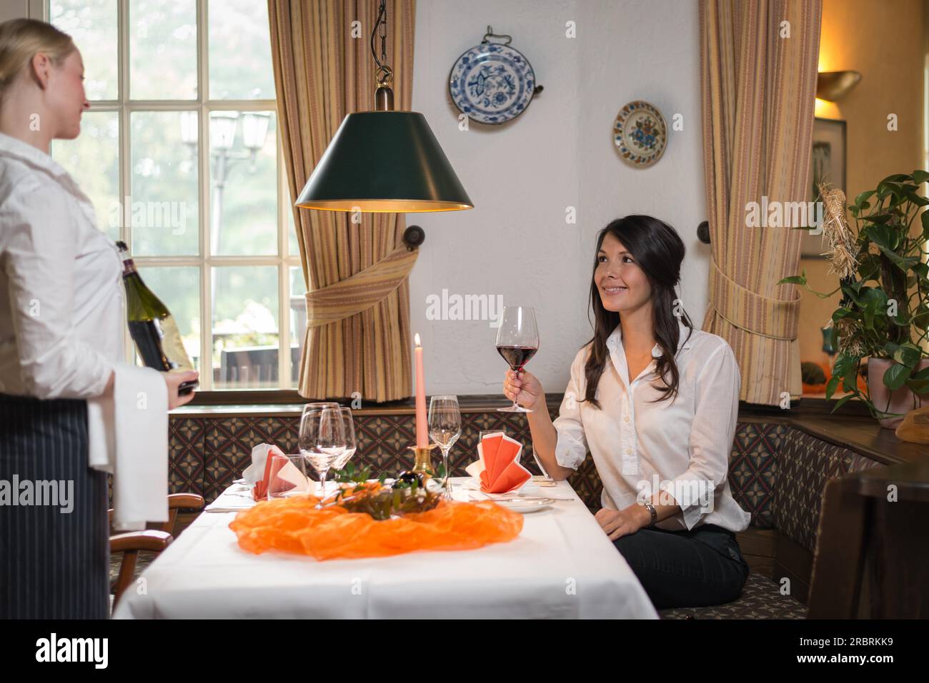 Happy customer restaurant hi-res stock photography and images - Alamy