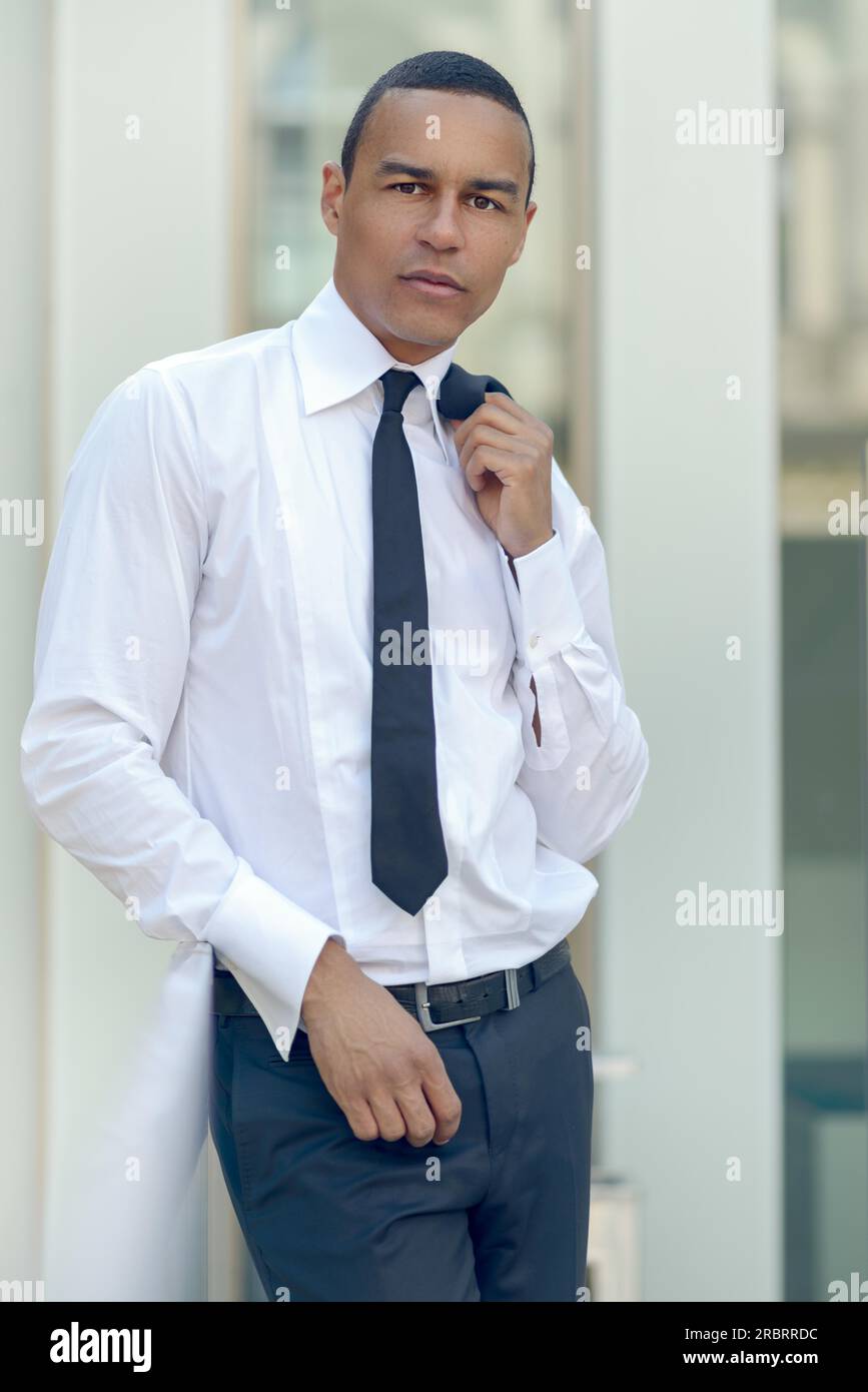 Man looking over shoulder serious hi-res stock photography and images - Alamy