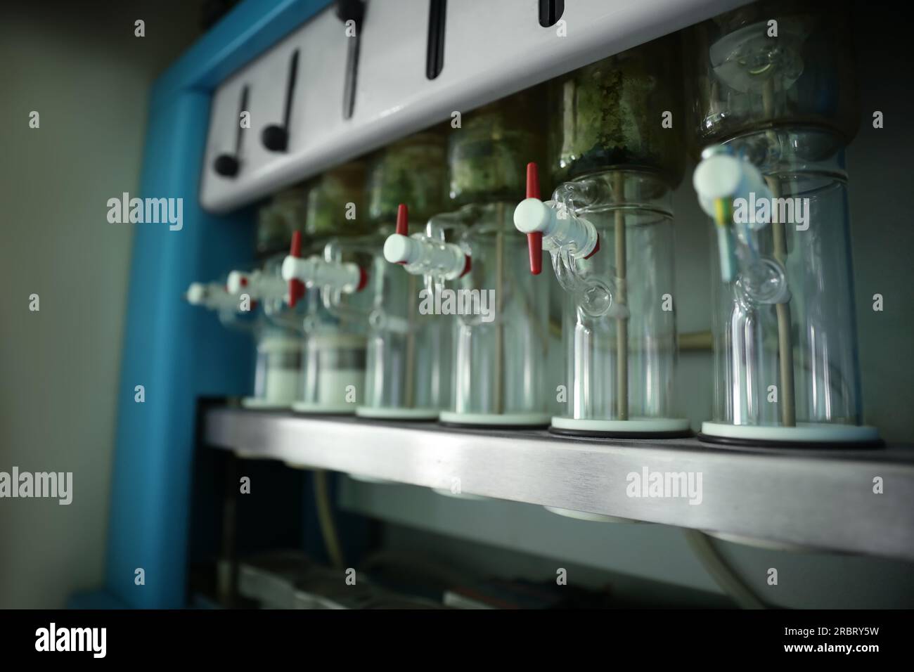 Solvent extraction system for grain samples in modern laboratory ...