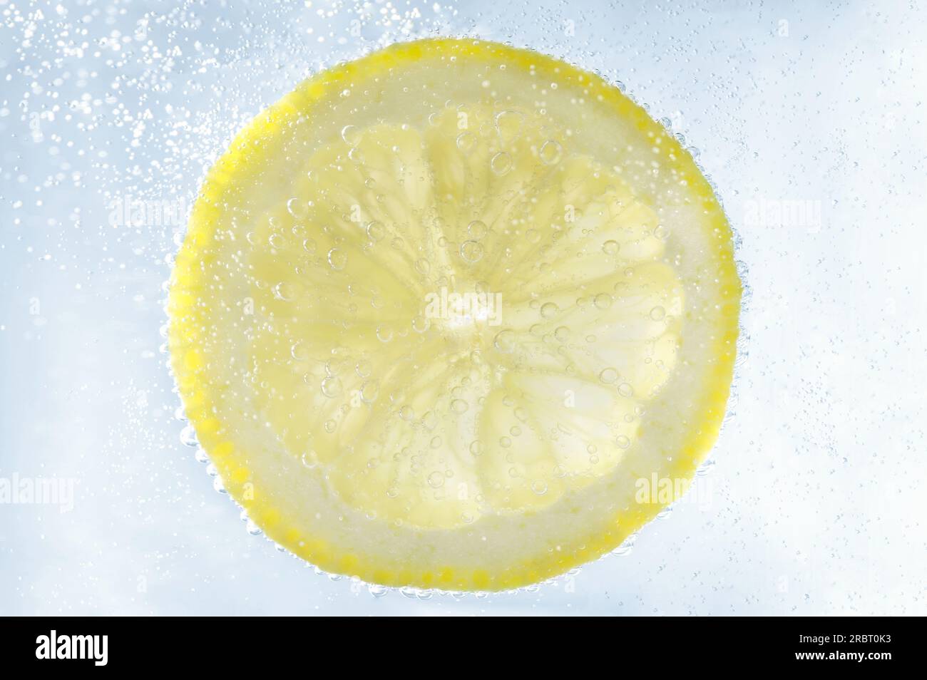 Juicy lemon slice in soda water, closeup Stock Photo - Alamy