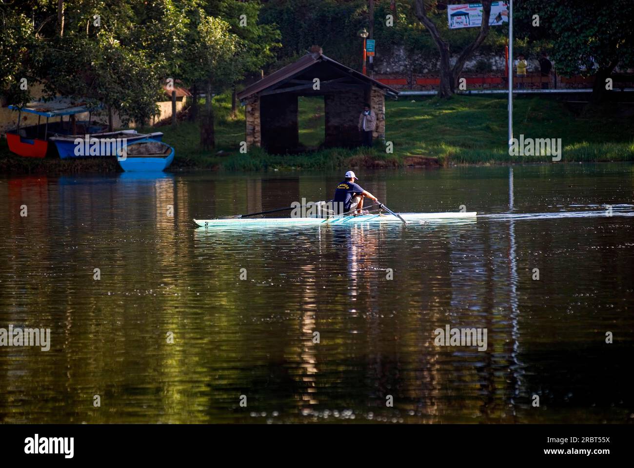 One person rowing boat hi-res stock photography and images - Alamy