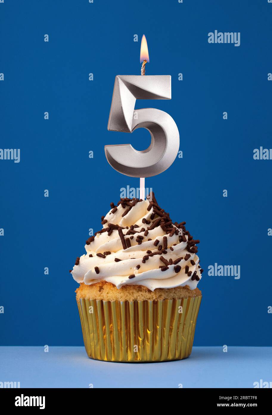 Birthday cake with burning candle number 5 hi-res stock photography and ...