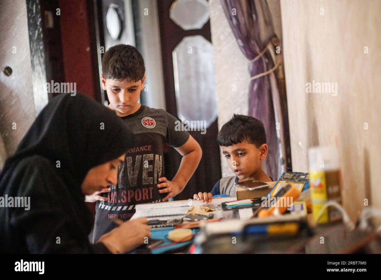 Gaza, Palestine. 8th July, 2023. Palestinian boys look at Walaa Hammad ...