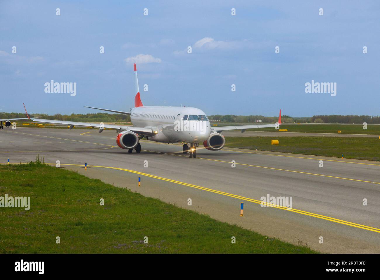 Aircraft preparing to take off hi-res stock photography and images - Alamy