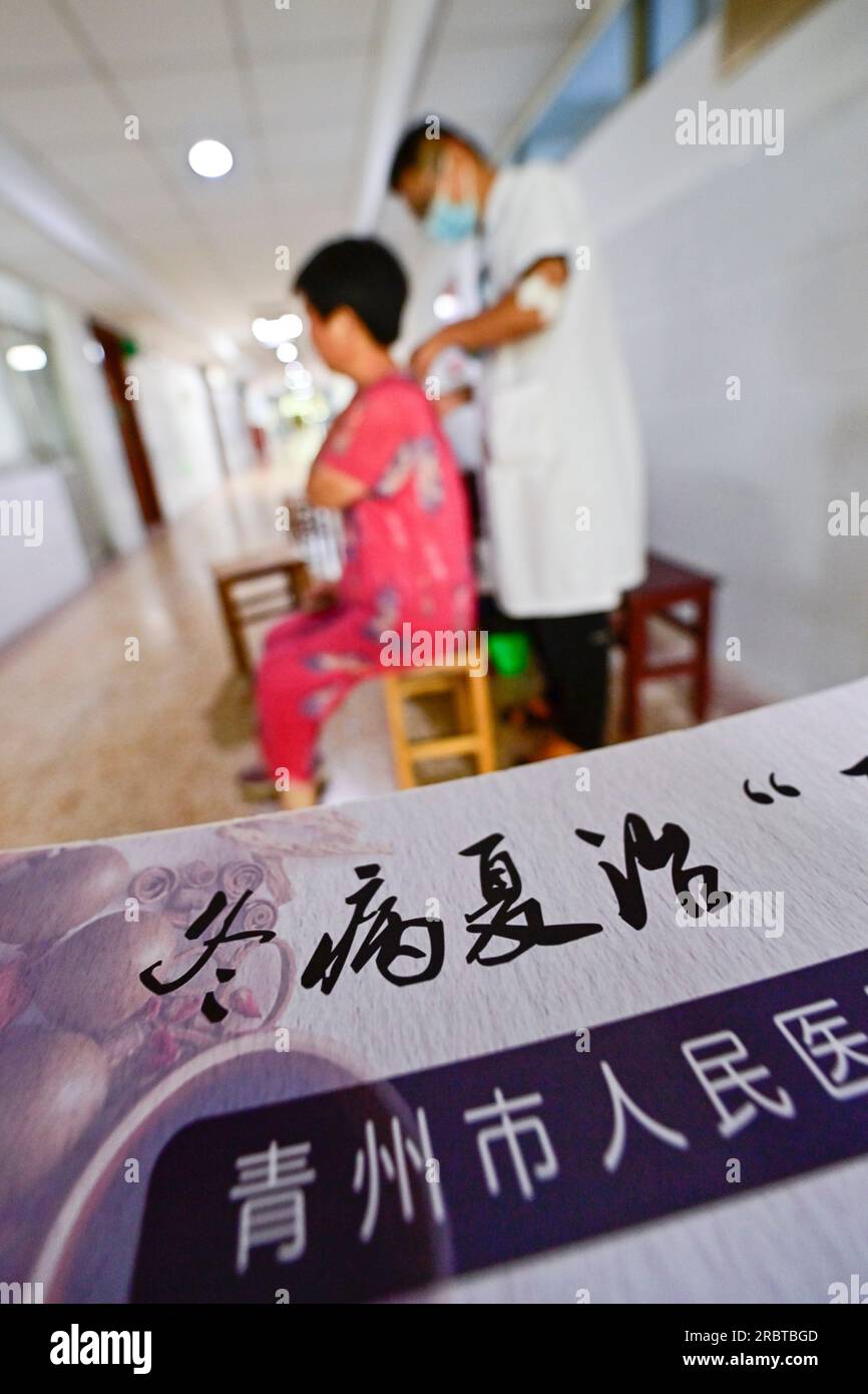 Hospital worker chinese hi-res stock photography and images - Alamy