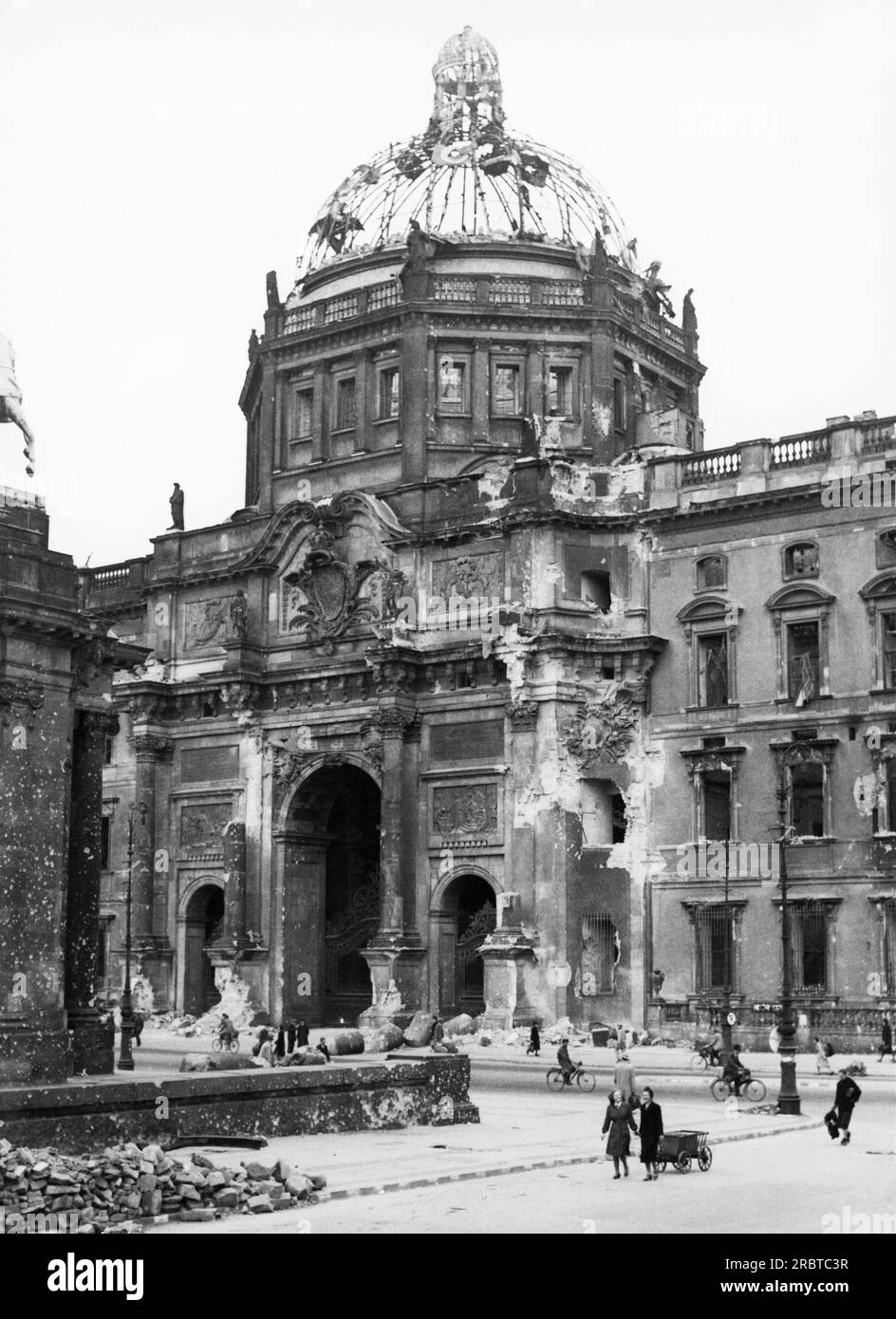 Germany: c. 1945 Urban ruins in post WWII Germany Stock Photo - Alamy