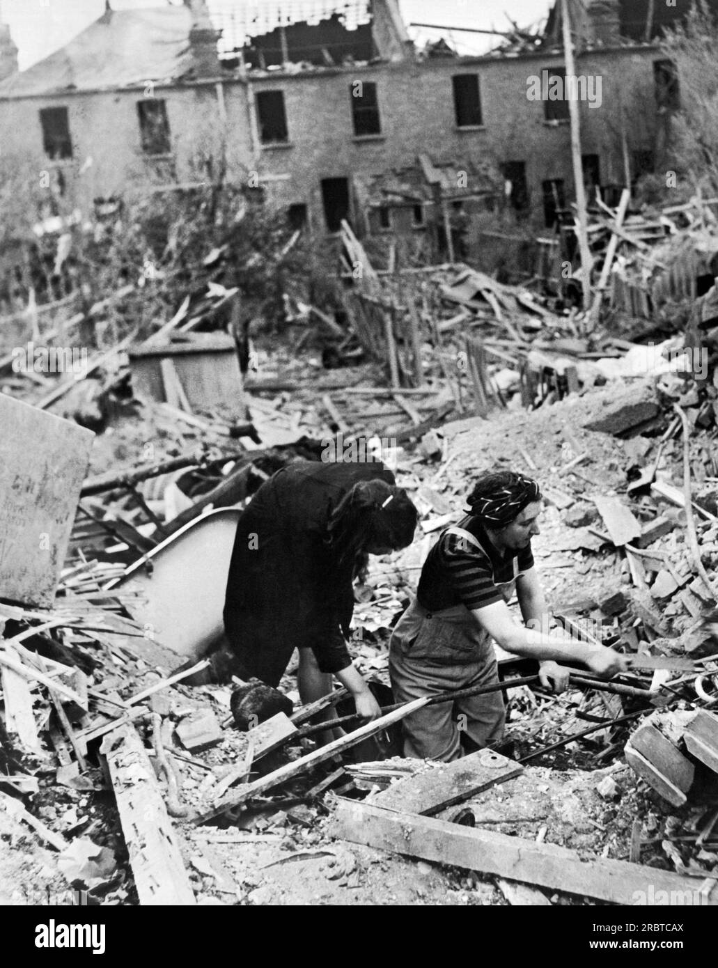 Ruins after ww2 uk Black and White Stock Photos & Images - Alamy