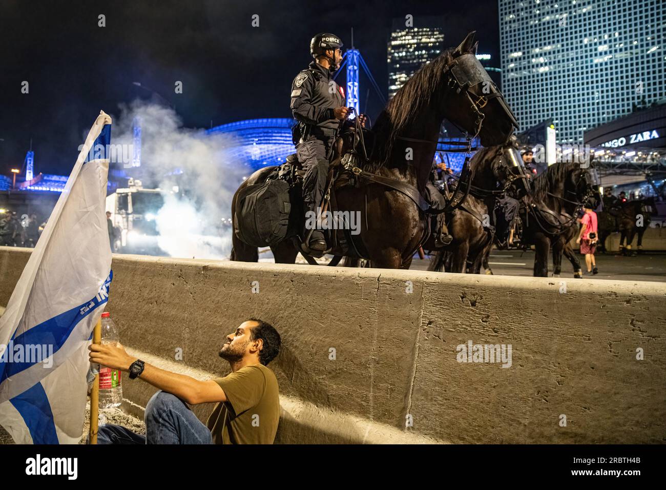 Tel Aviv Israel 5th July 2023 Anti Reform Protestors Hide From