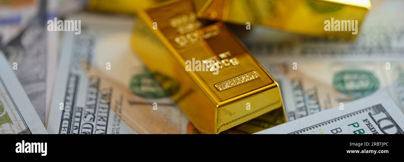 Gold bars on us dollar banknotes hi-res stock photography and images ...