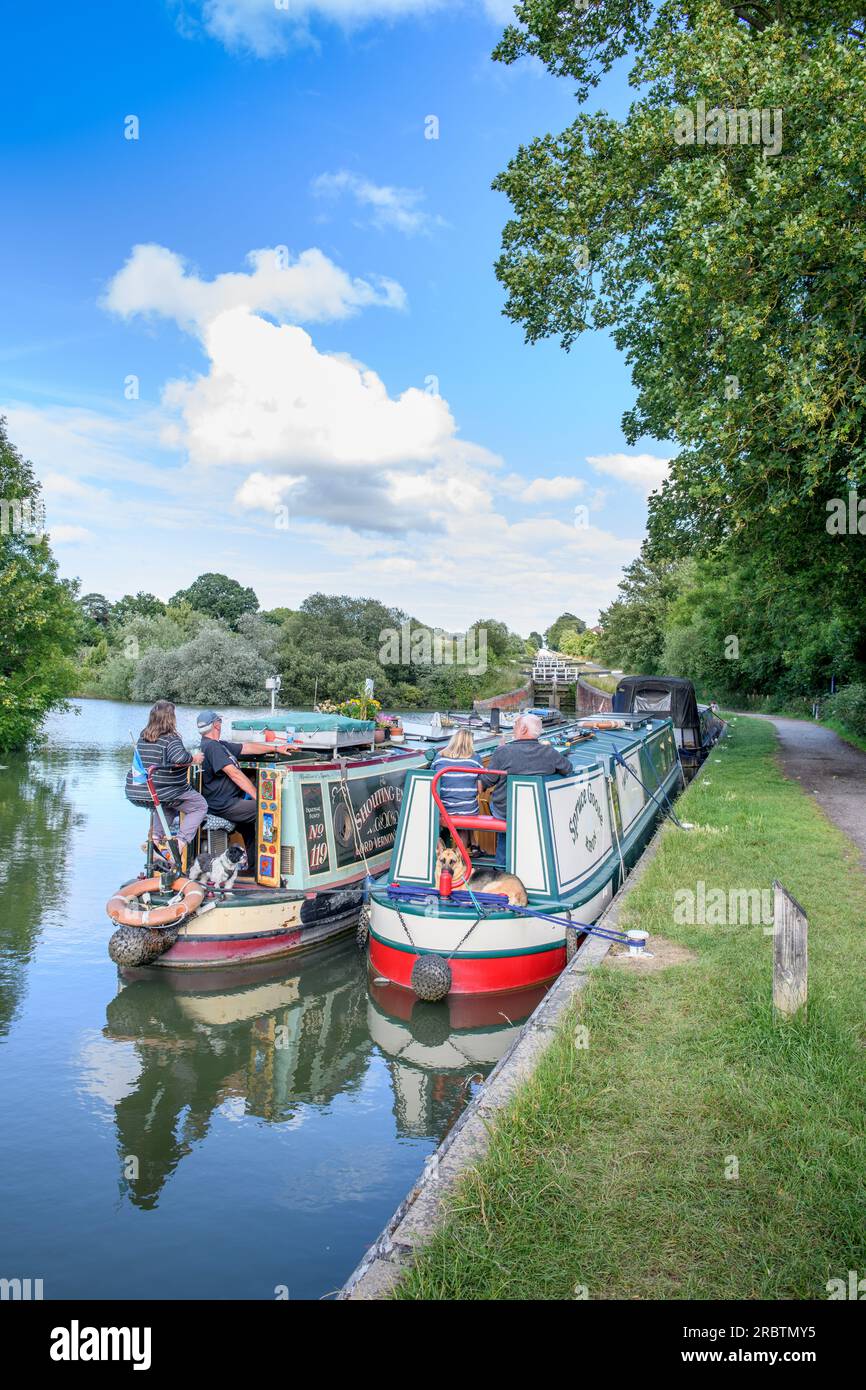Narrowboats at the bottom of Caen Hill lock flight near Devizes ...