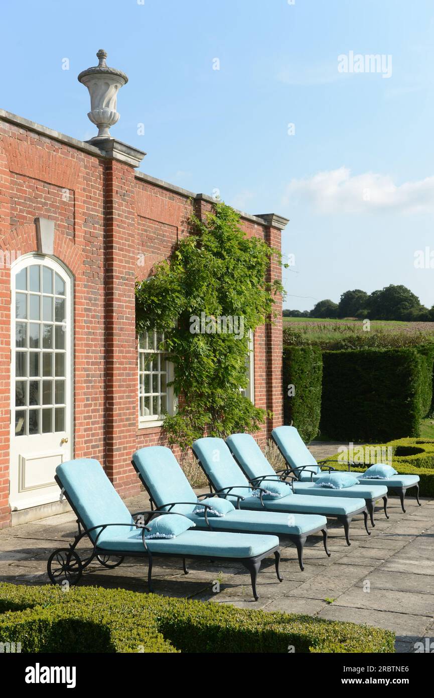 Swimming pool sun loungers hi-res stock photography and images - Alamy