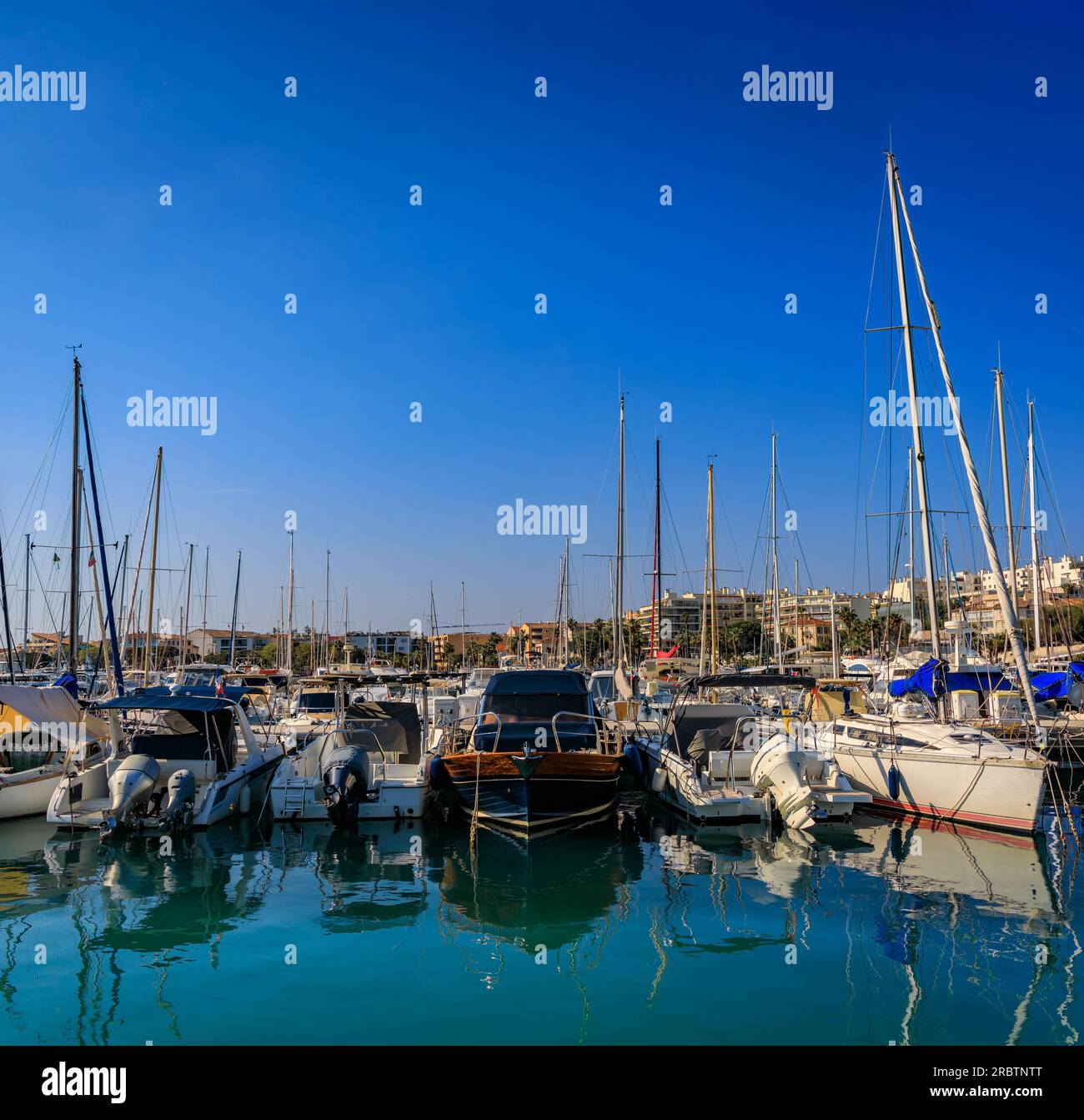 View onto the turquoise water of the Mediterranean Sea, luxury boats ...