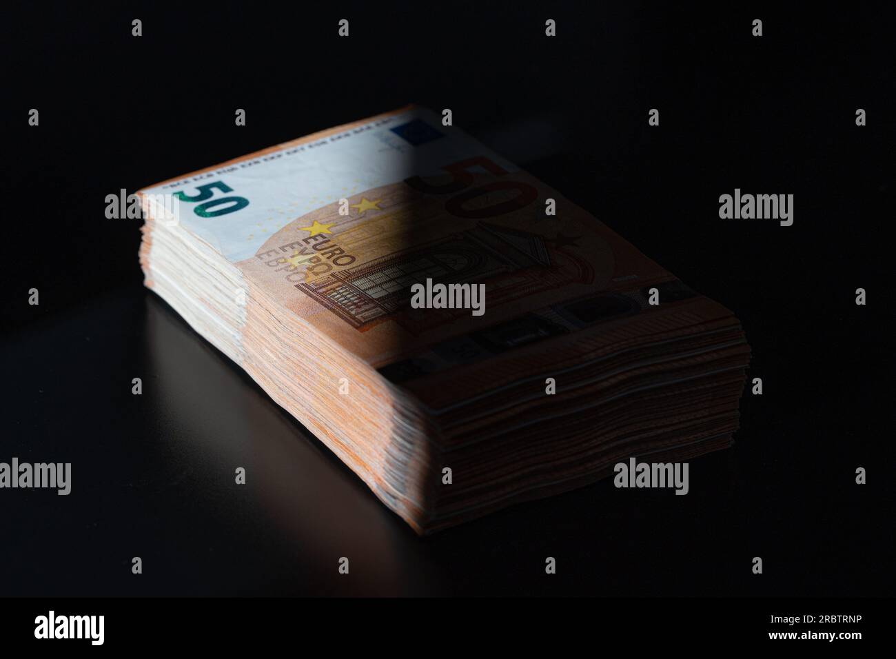 Pack of 50 euro banknotes hi-res stock photography and images - Alamy