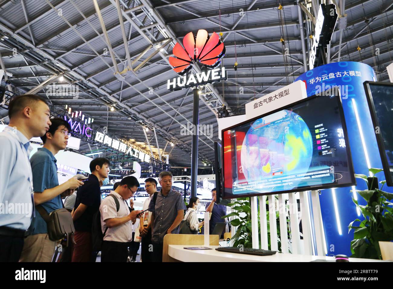 Shanghai, China. 11th July, 2023. SHANGHAI, CHINA - JULY 6, 2023 - TVisitors visit the Huawei ...