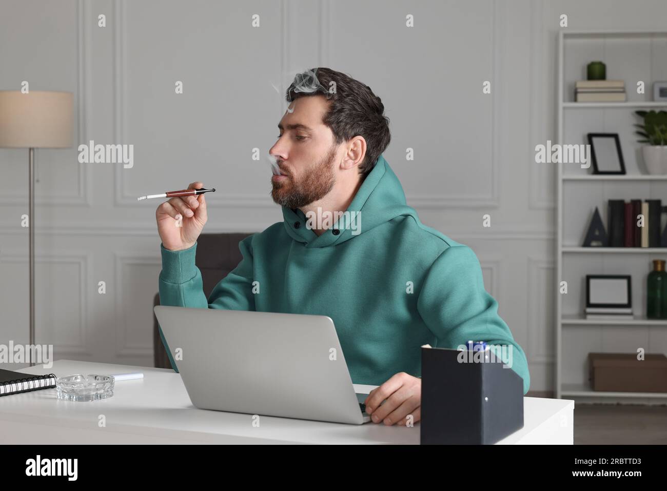 Smoking cigarettes and office hi-res stock photography and images - Alamy