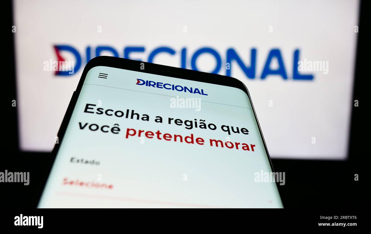 Mobile phone with webpage of construction company Direcional Engenharia ...