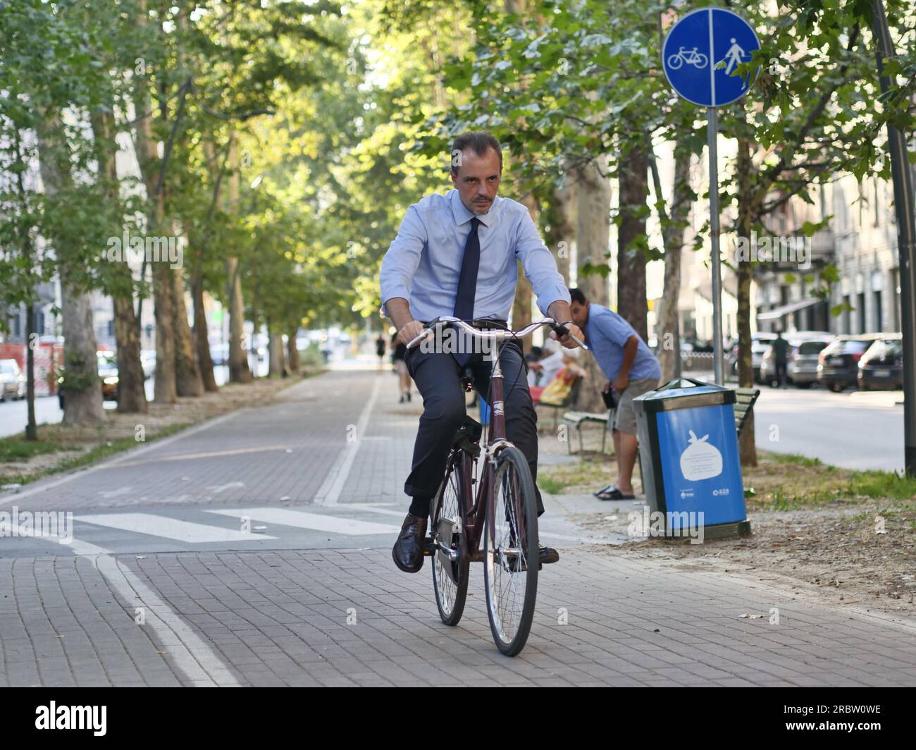 Courier bag on bicycle hi-res stock photography and images - Alamy