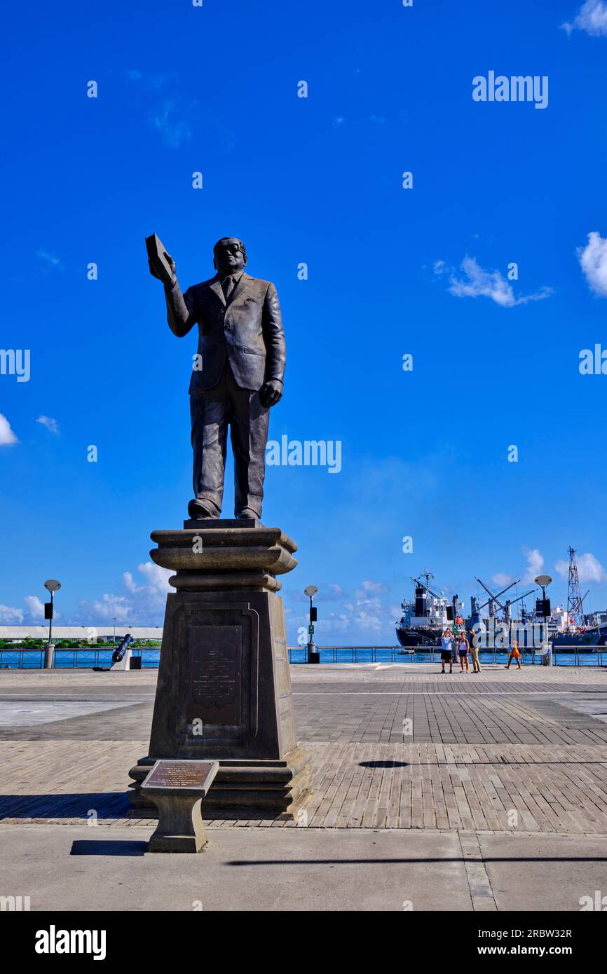 Mauritius, Port-Louis district, Port Louis, Caudan waterfront, statue ...