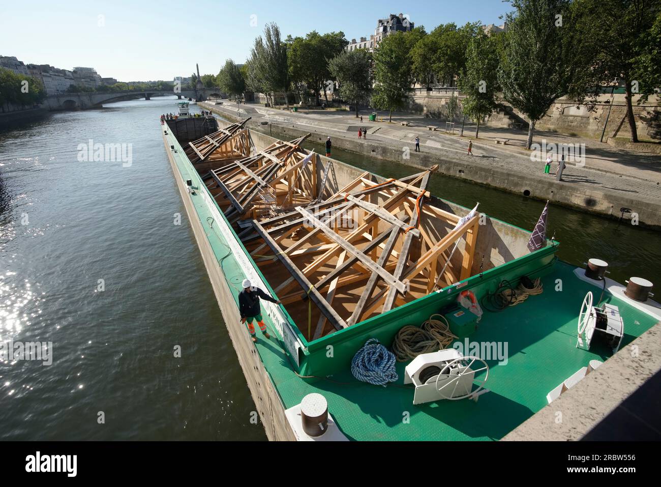 A barge loaded with huge oak frames arrives near Notre Dame de Paris ...