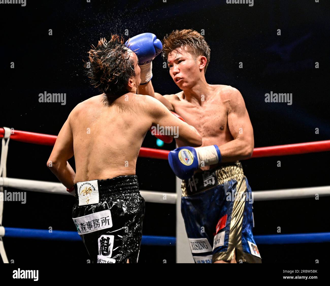 Yuni Takada (red gloves) and Tatsuro Nakashima (blue gloves) compete ...